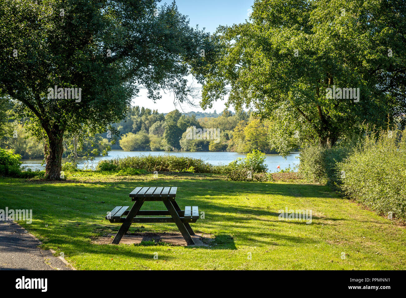 Lakeside scenery hi-res stock photography and images - Alamy