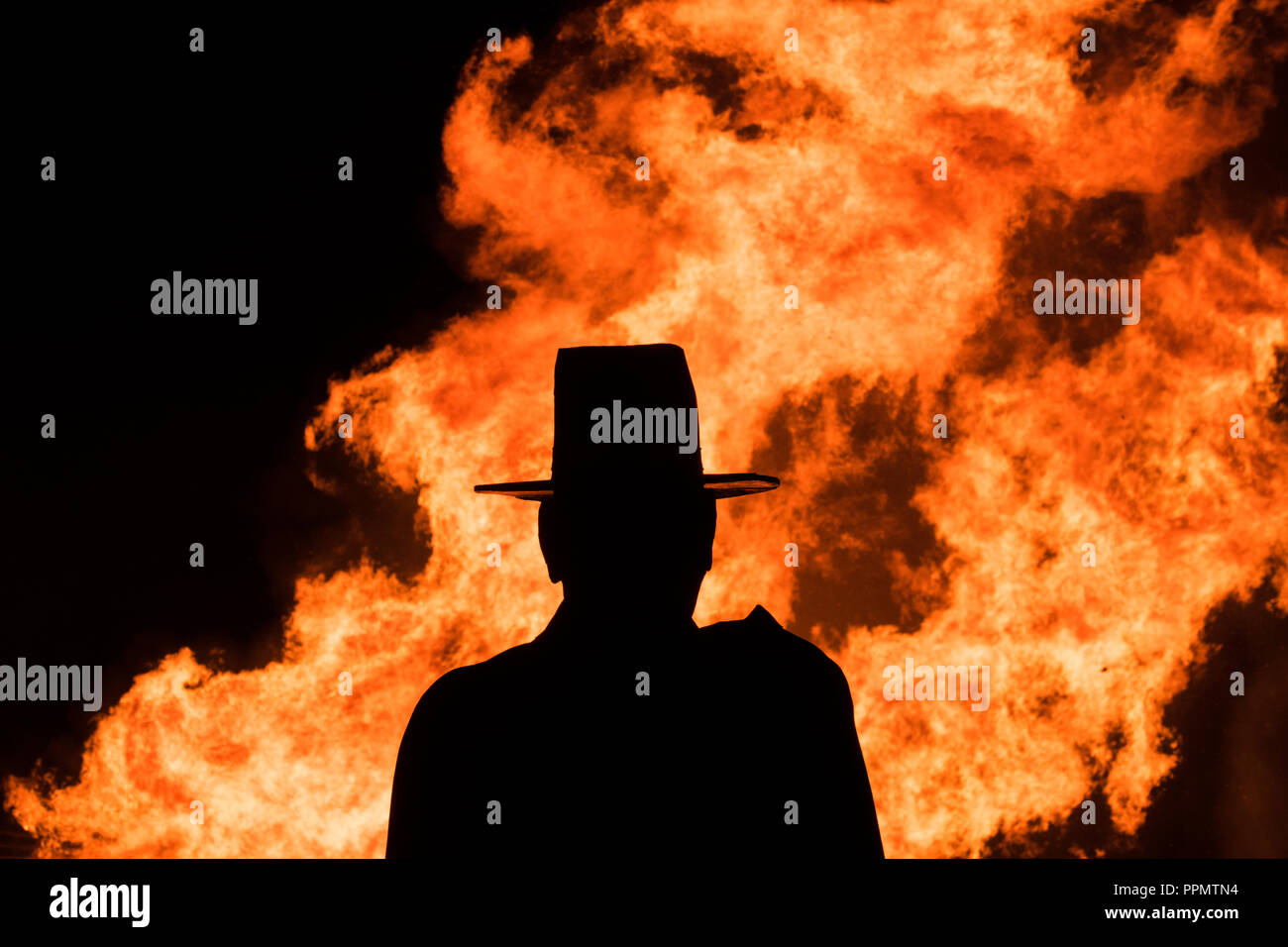 Giant silhouette hi-res stock photography and images - Alamy