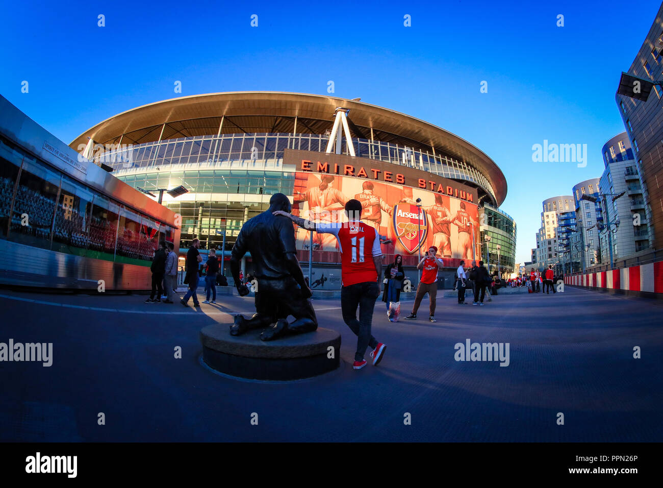 Emirates stadium arsenal statue hi-res stock photography and images - Alamy