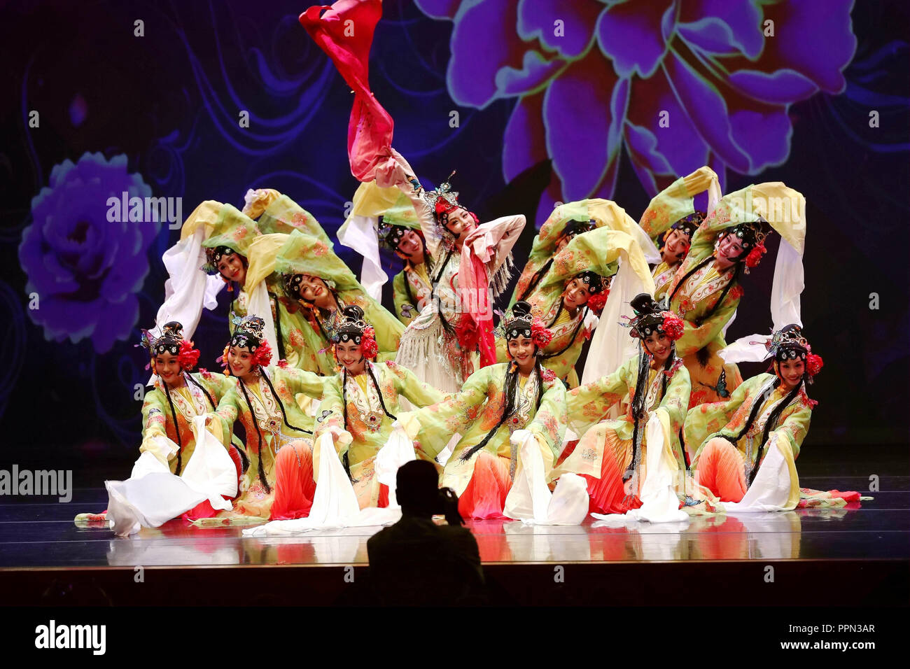 Chicago theater drama hi-res stock photography and images - Alamy
