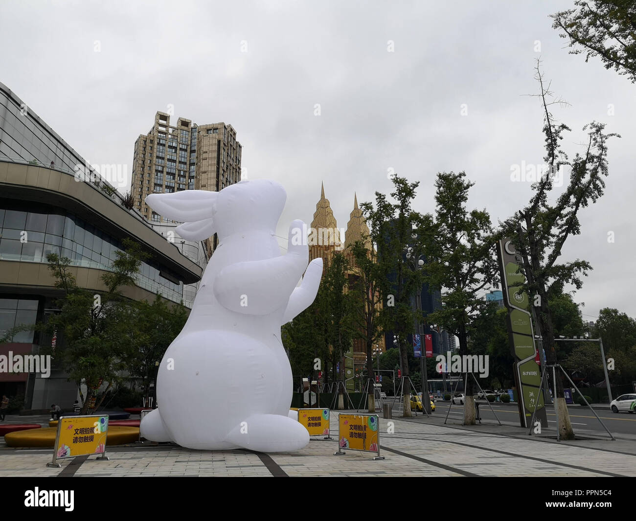 Wire rabbit sculpture hi-res stock photography and images - Alamy
