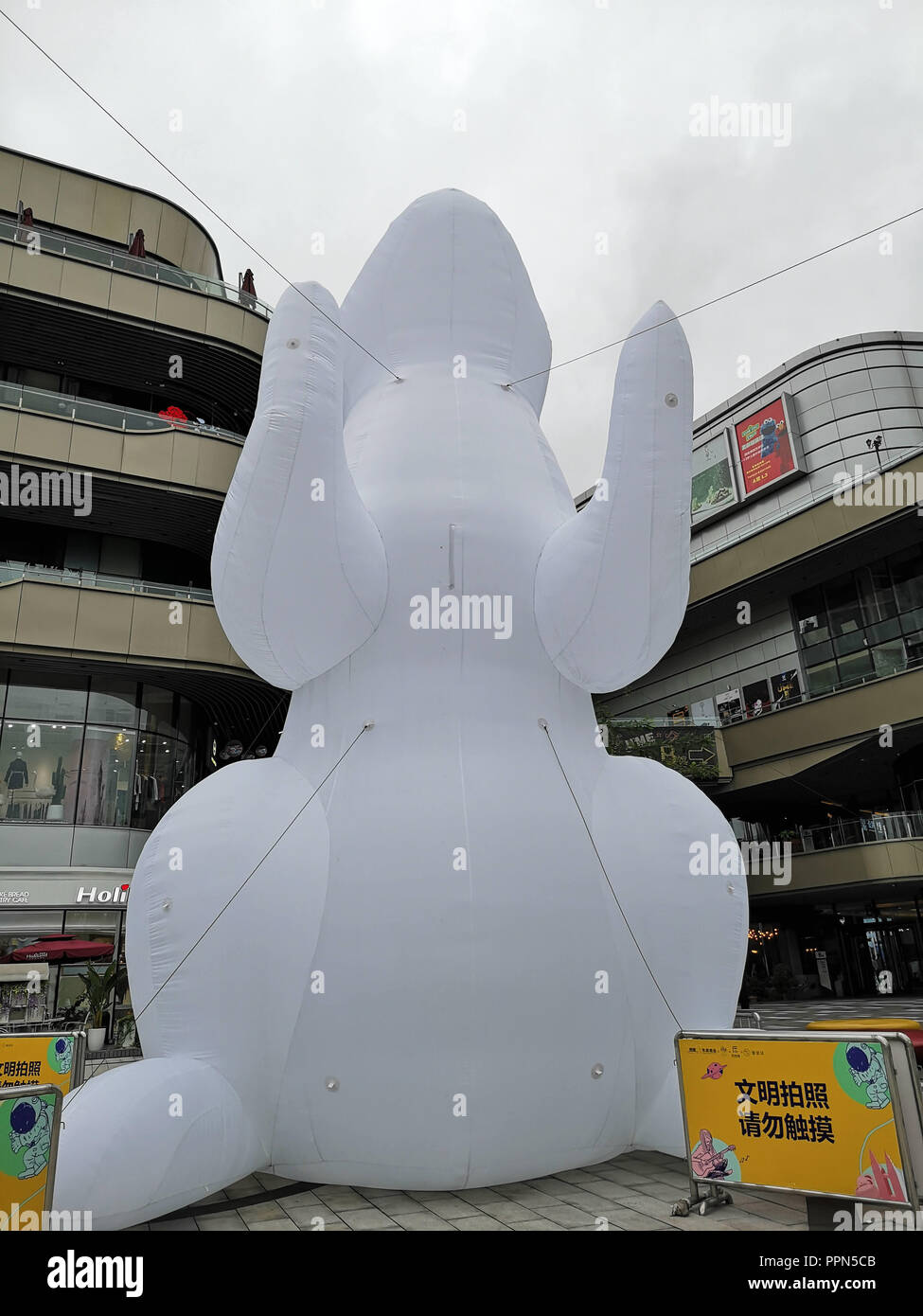 Wire rabbit sculpture hi-res stock photography and images - Alamy