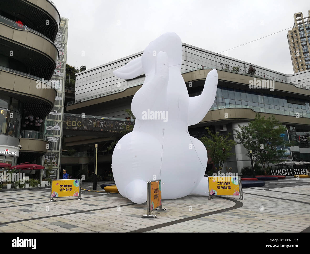 Wire rabbit sculpture hi-res stock photography and images - Alamy