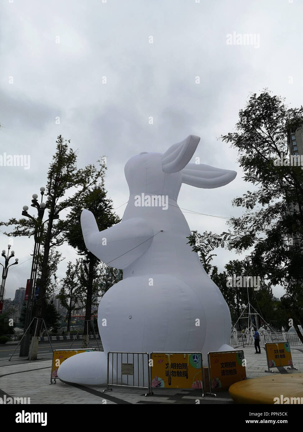 Wire rabbit sculpture hi-res stock photography and images - Alamy