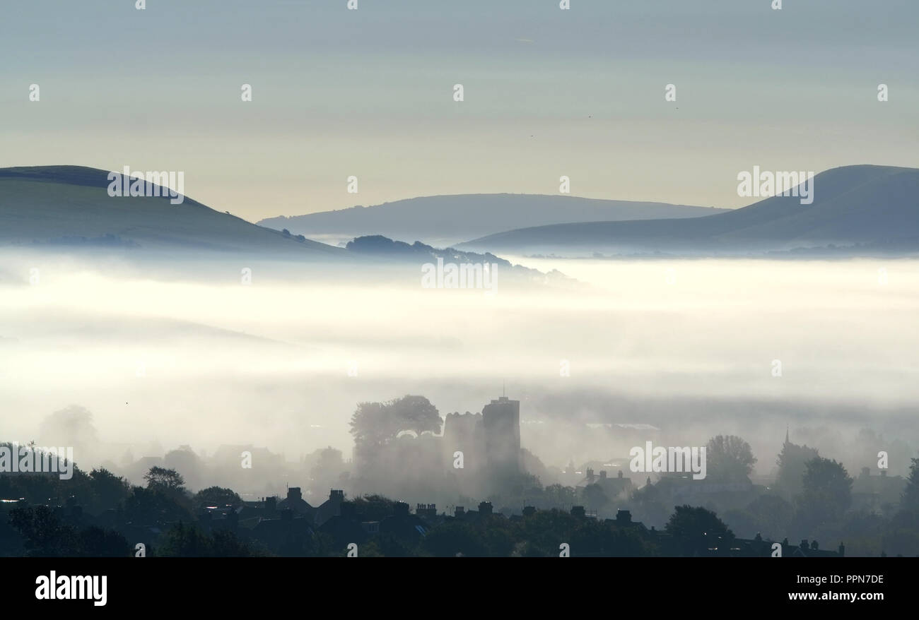 Lewes, East Sussex, UK. 27th September 2018. Morning mist in the South ...