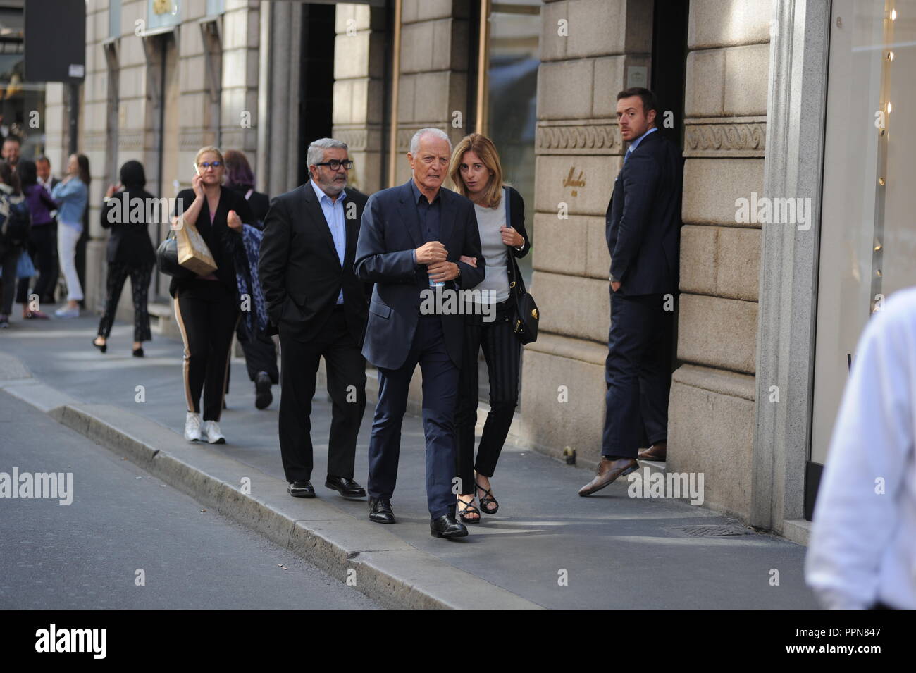 * NO WEB* Milan, Santo Versace goes to greet the employees of Via ...