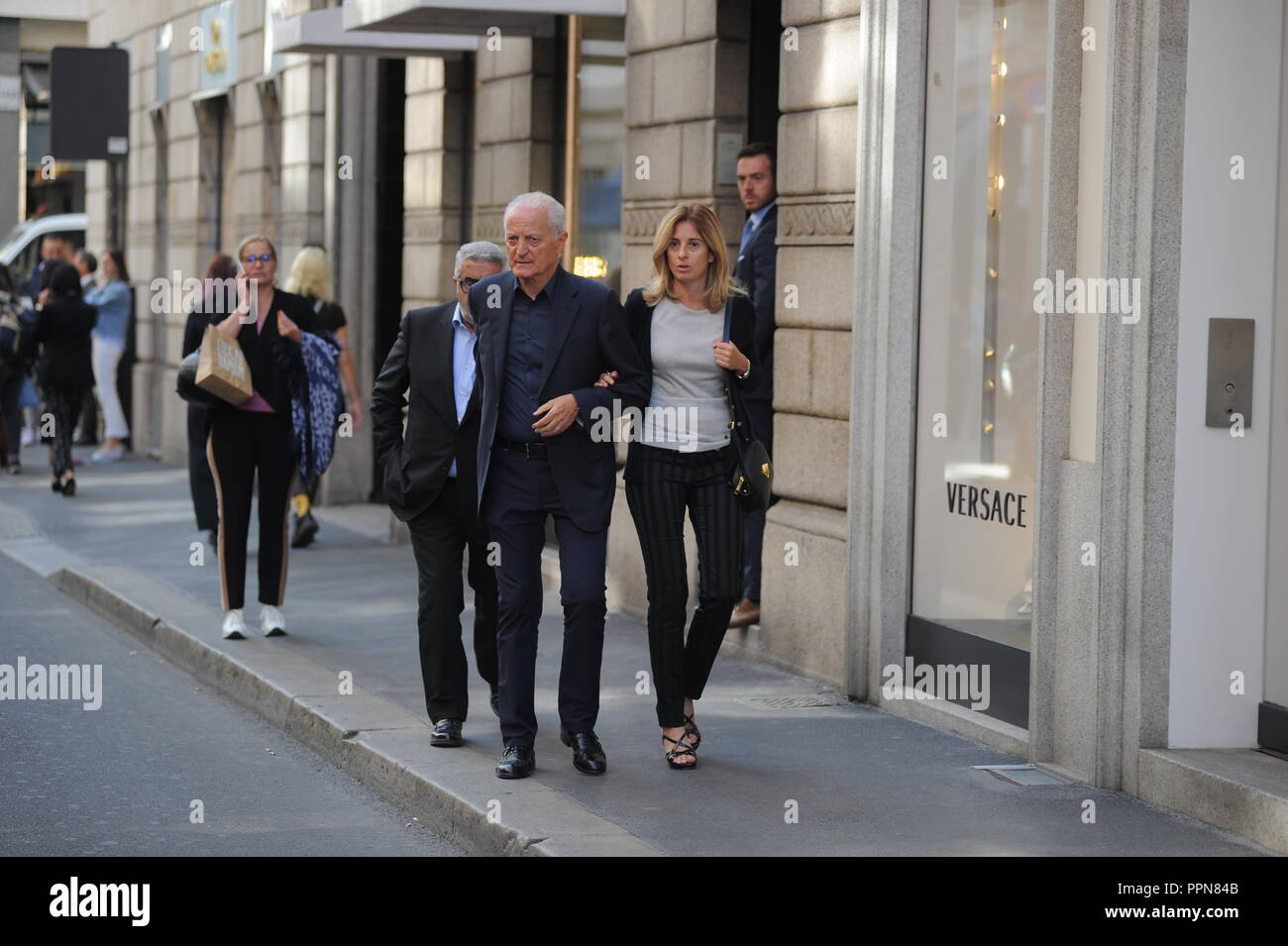 * NO WEB* Milan, Santo Versace goes to greet the employees of Via ...