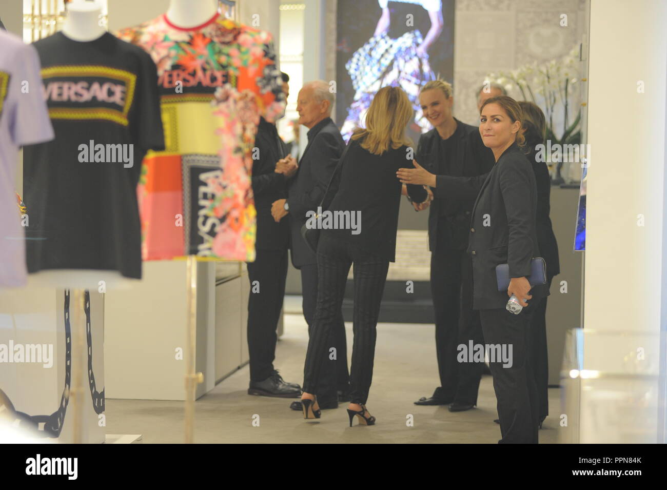 * NO WEB* Milan, Santo Versace goes to greet the employees of Via ...