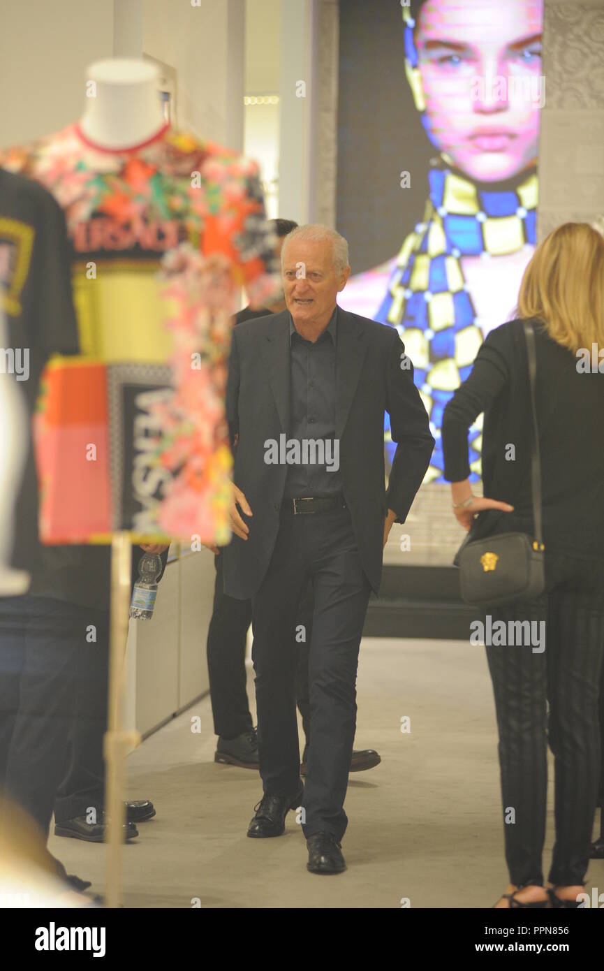 * NO WEB* Milan, Santo Versace goes to greet the employees of Via ...