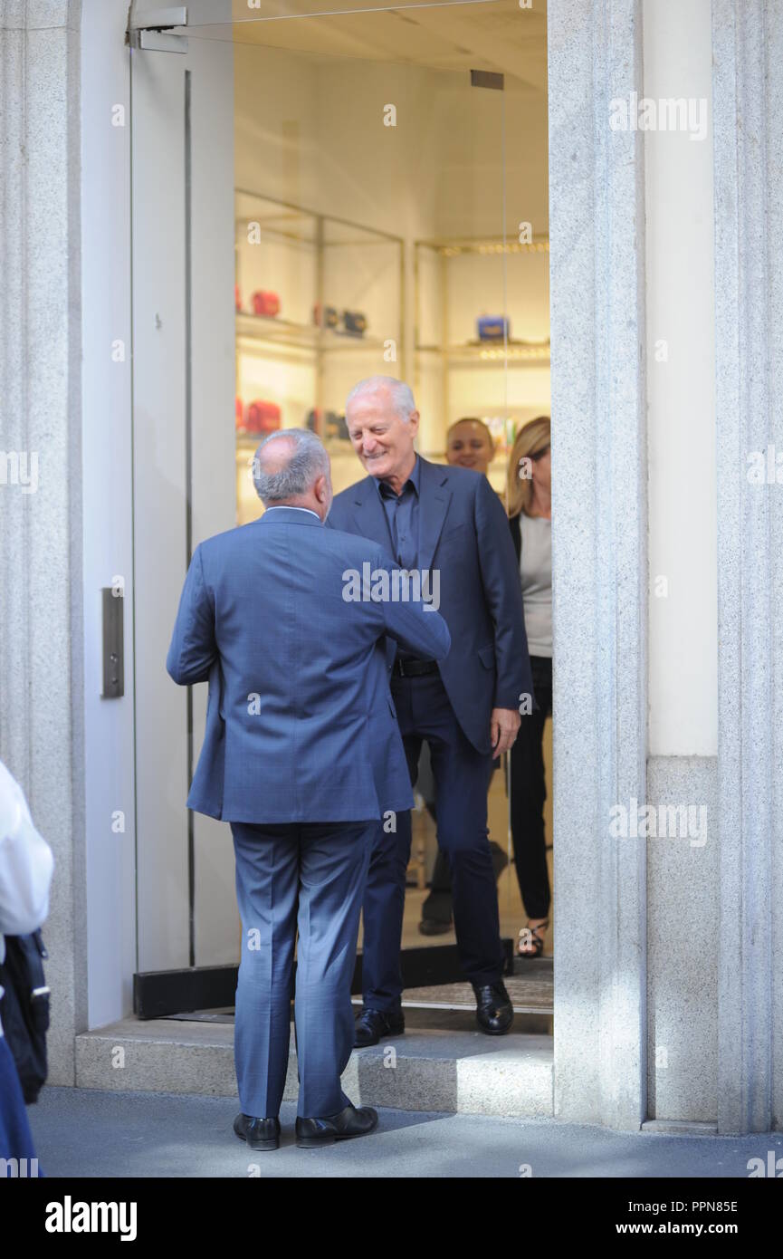 * NO WEB* Milan, Santo Versace goes to greet the employees of Via ...