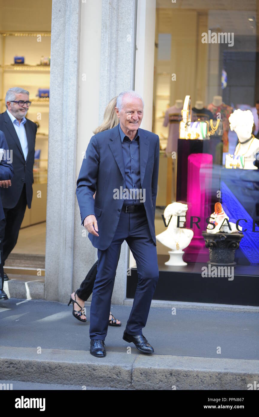 * NO WEB* Milan, Santo Versace goes to greet the employees of Via ...