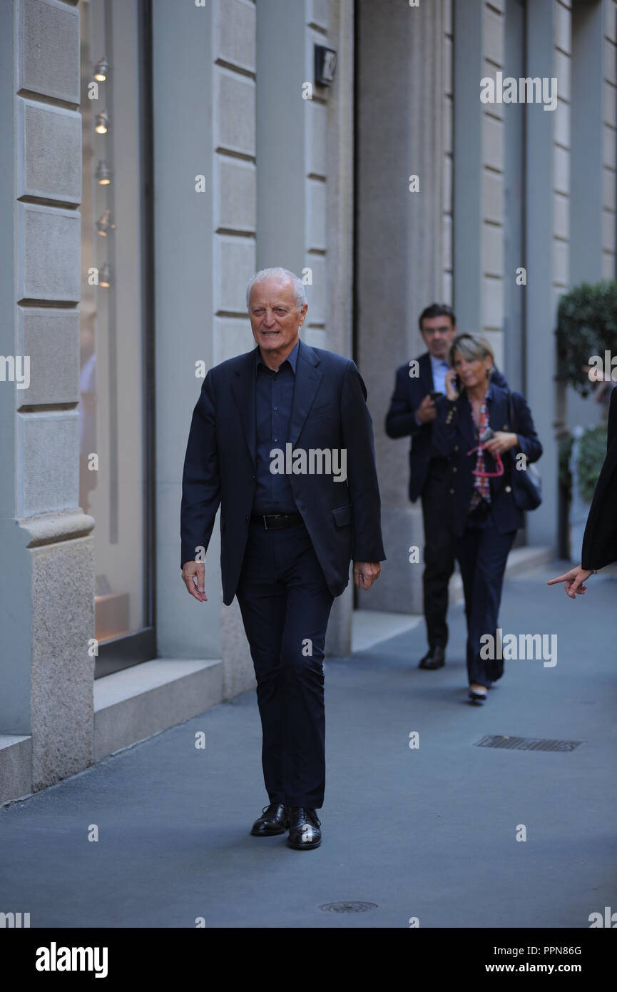 * NO WEB* Milan, Santo Versace goes to greet the employees of Via ...