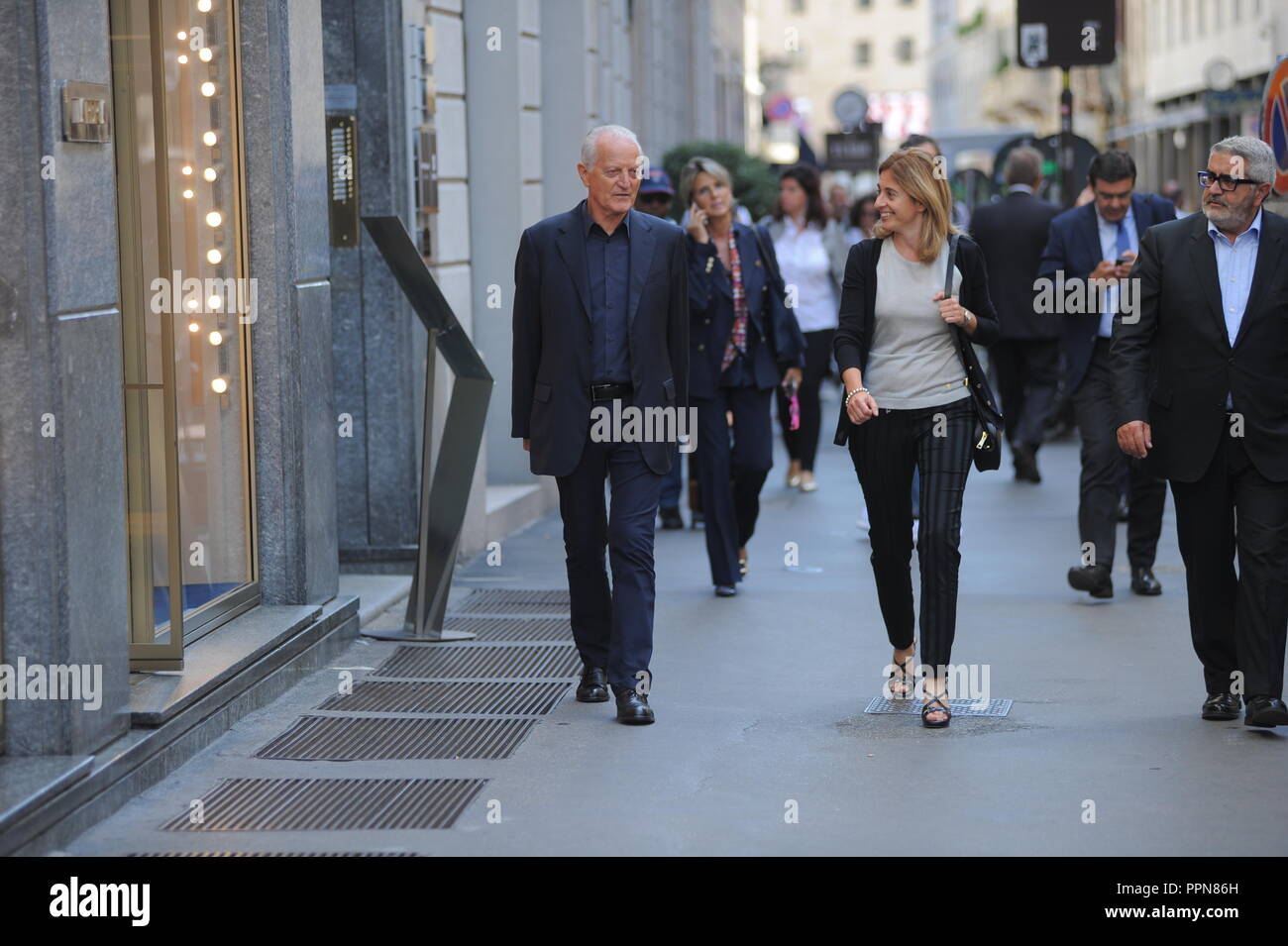 * NO WEB* Milan, Santo Versace goes to greet the employees of Via ...
