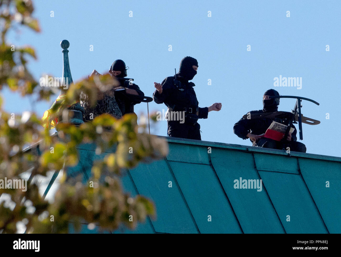 Snipers on roof hi-res stock photography and images - Alamy