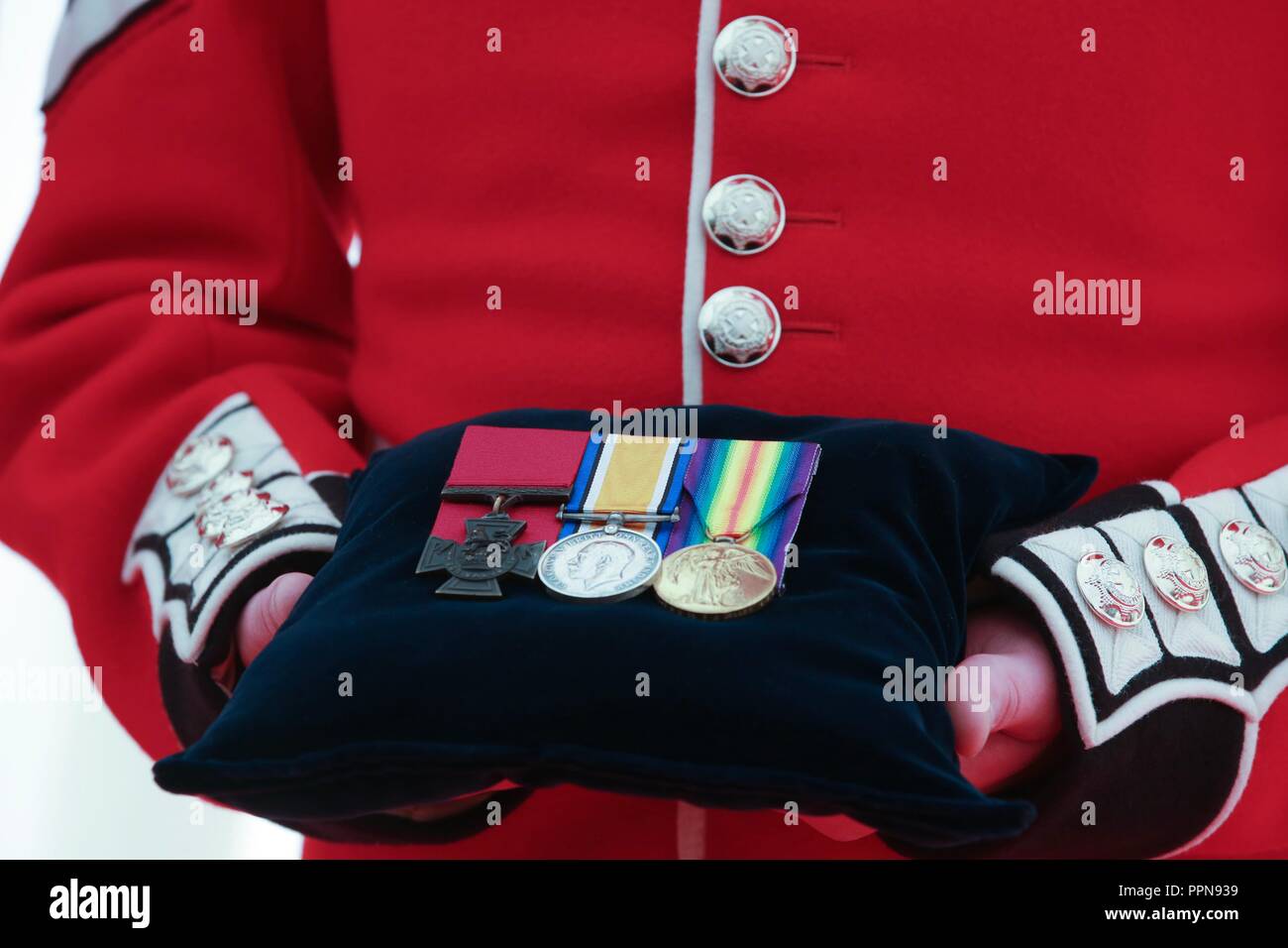 Windsor, UK. 27th September, 2018. A guardsman displays an original ...