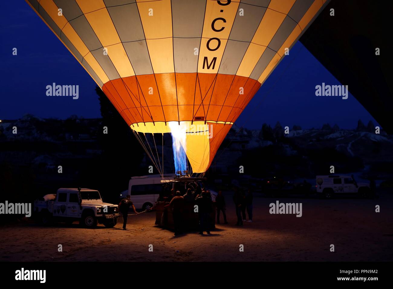 Ankara, Turkey. 9th Sep, 2018. A hot air balloon is fired up at dawn in ...