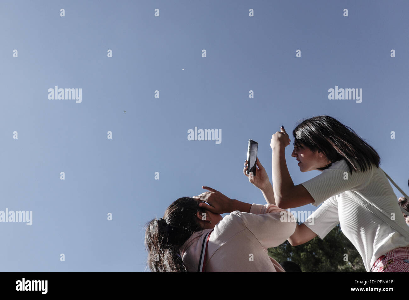Jerusalem, Israel. 27th September, 2018. Spectators look up into the ...