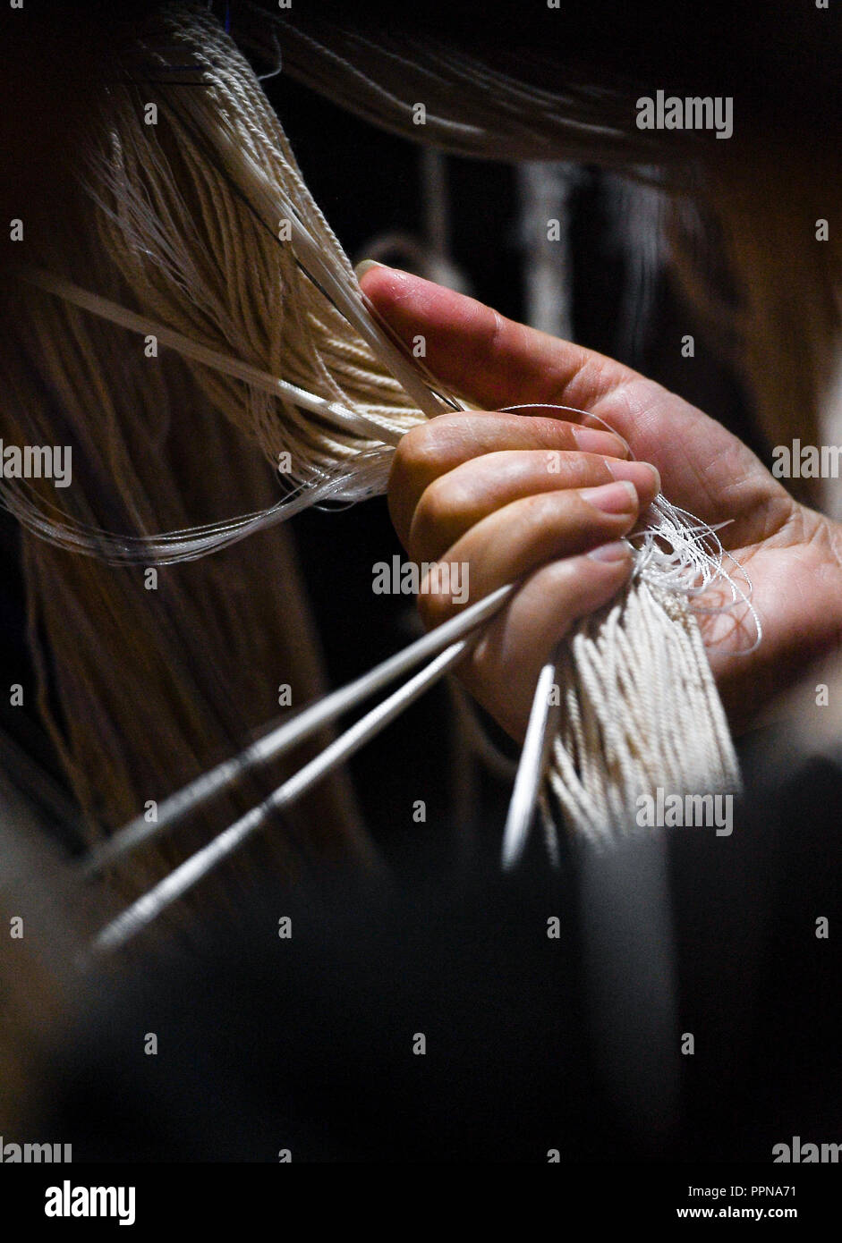 (180927) -- NANJING, Sept. 27, 2018 (Xinhua) -- A weaver shows skills ...