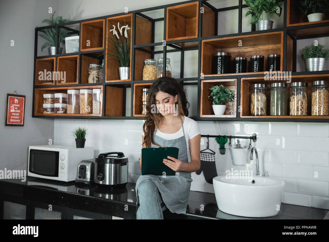 woman cafe worker standing in her coffee shop Stock Photo - Alamy woman cafe worker standing in her coffee shop Stock Photo - Alamy