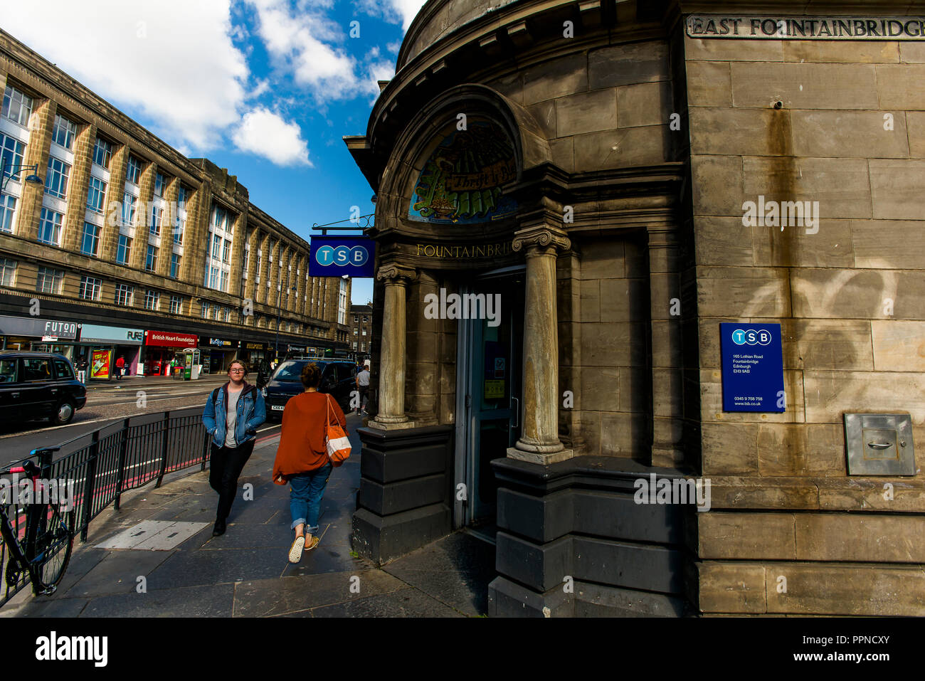 Edinburgh pedestrians hi-res stock photography and images - Alamy