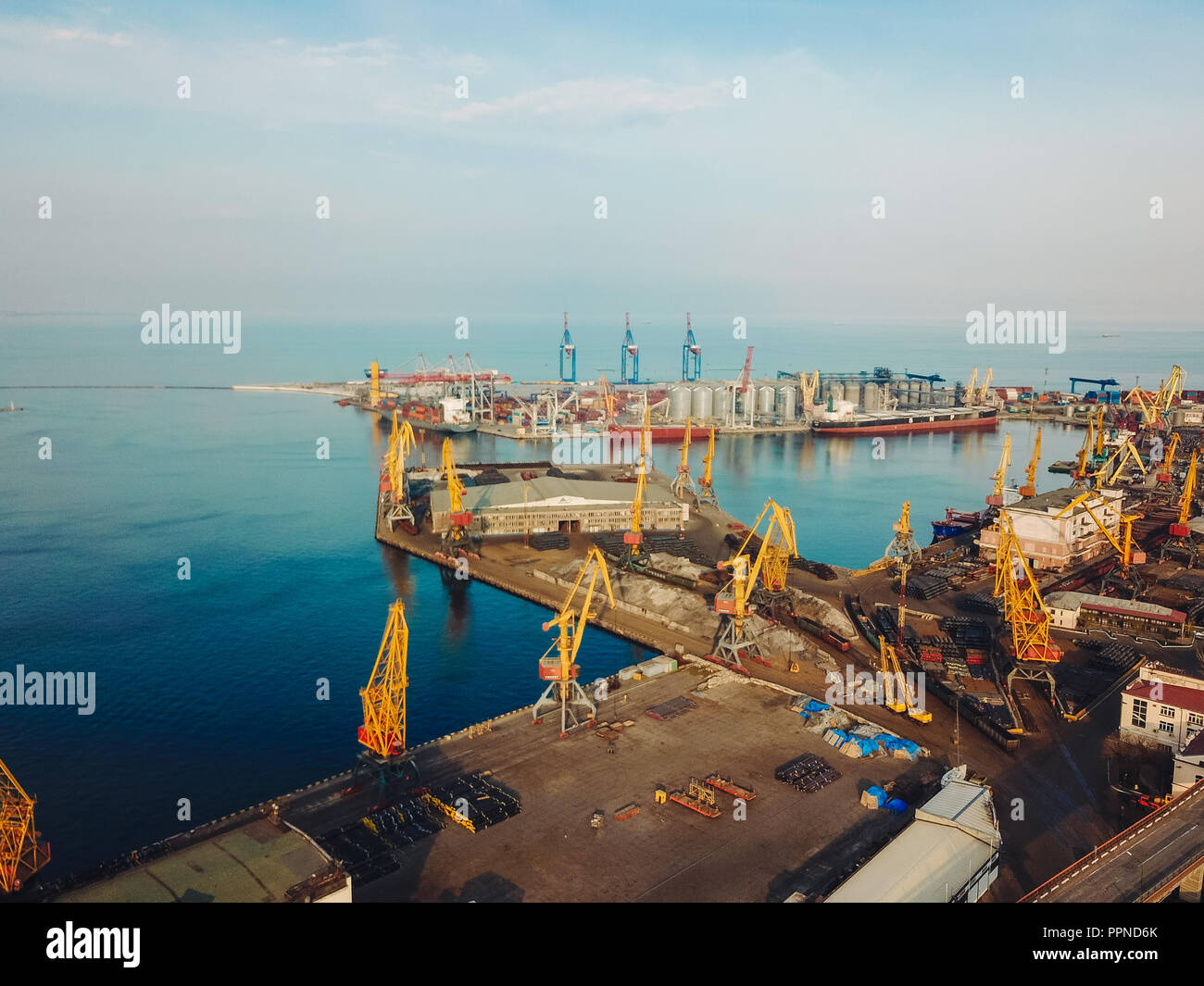 Bulk carrier ship birds eye view hi-res stock photography and images ...