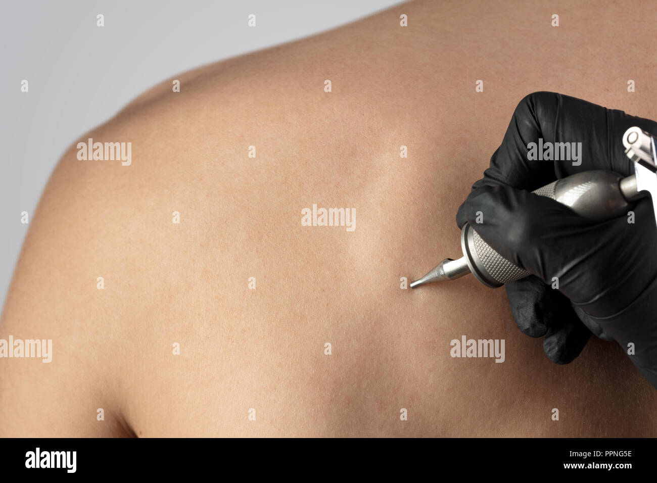 Hand preparing to make a new tattoo Stock Photo - Alamy