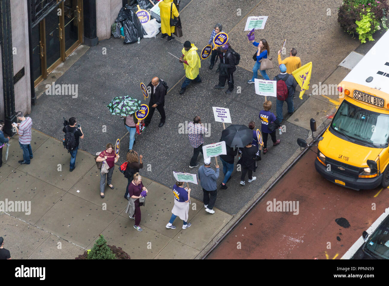 Union Picket Line Demonstration on E. 34th Street, NYC, USA Stock Photo ...