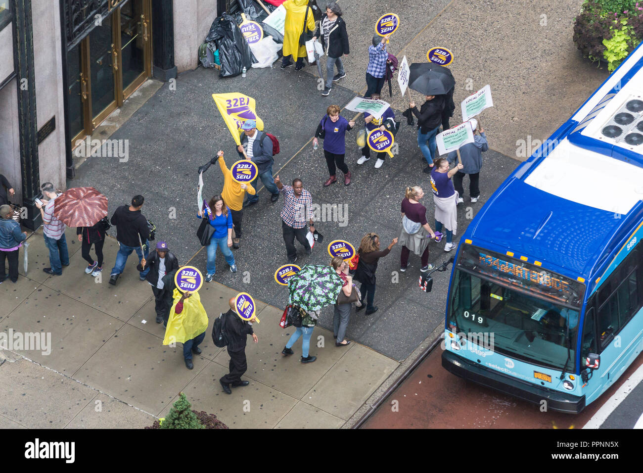Men with picket signs hi-res stock photography and images - Alamy