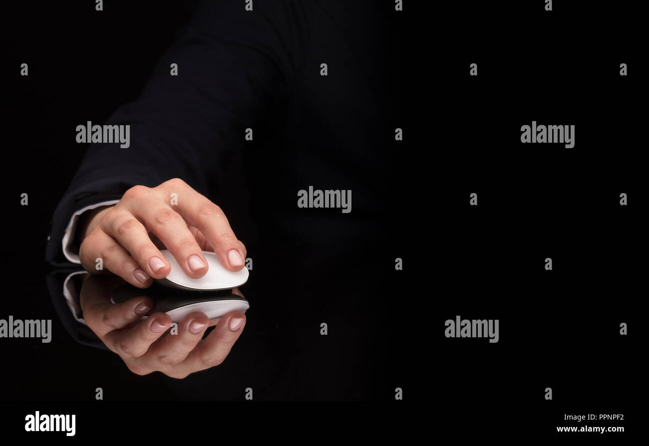 Hand using wireless mouse in a dark environment Stock Photo - Alamy