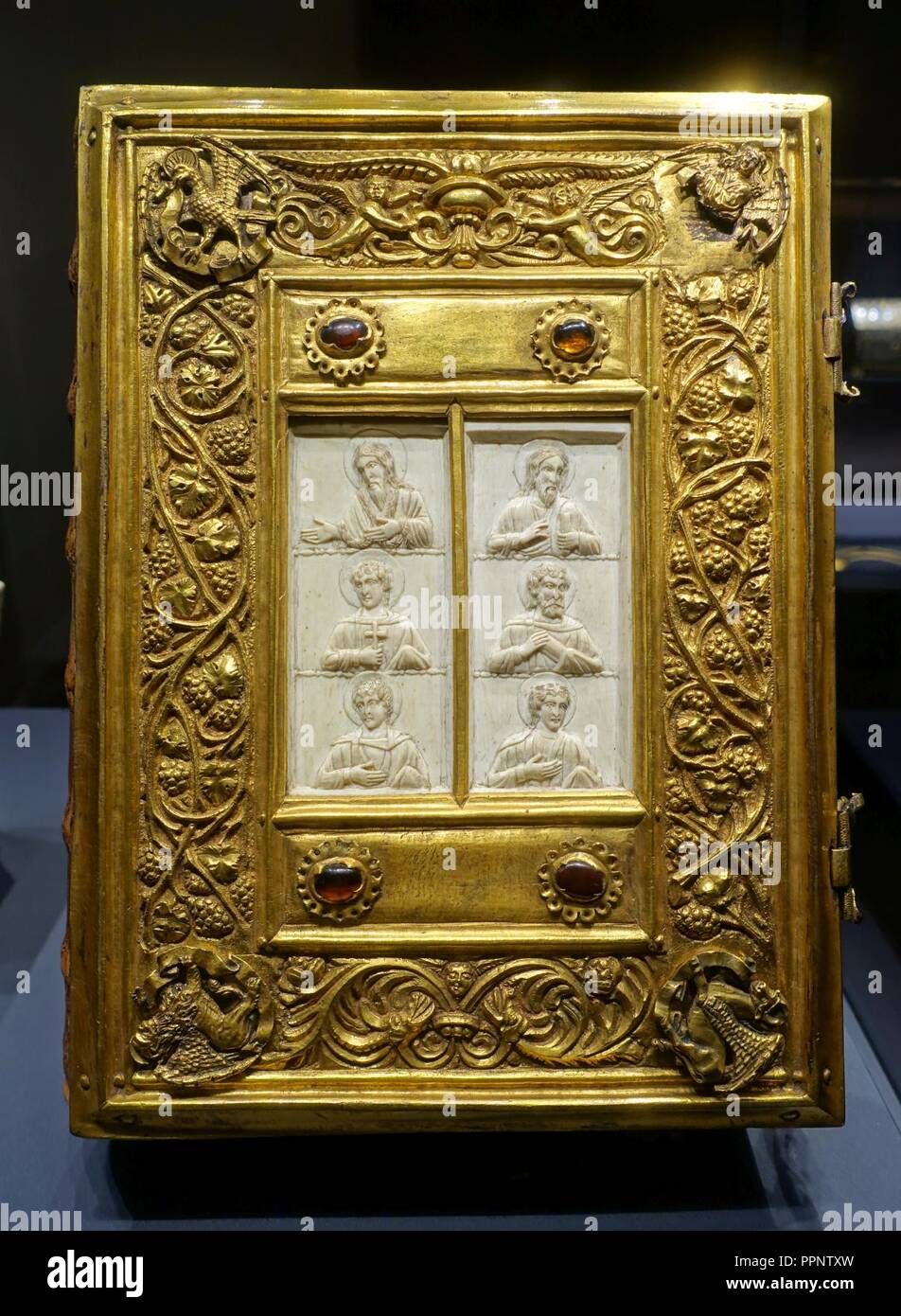 Gilt book cover hi-res stock photography and images - Alamy