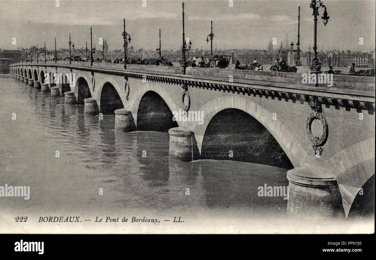 Bordeaux le pont-de-pierre 5 Stock Photo - Alamy
