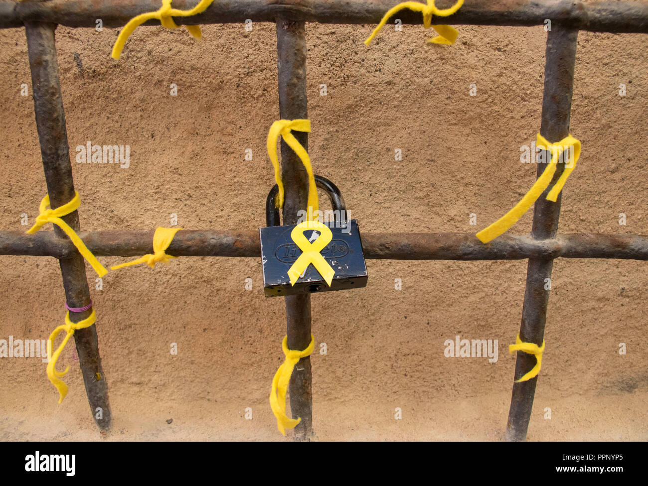 The yellow ribbon hi-res stock photography and images - Alamy