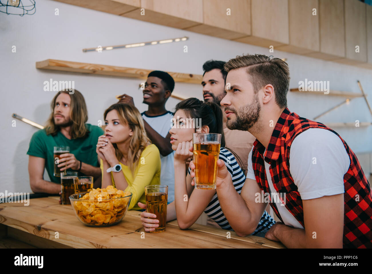 Women watching man bar hi-res stock photography and images - Alamy