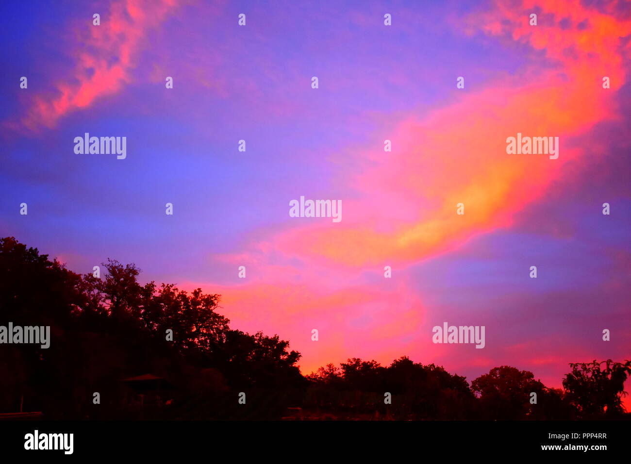 Beautiful sunset colours in the sky hi-res stock photography and images ...