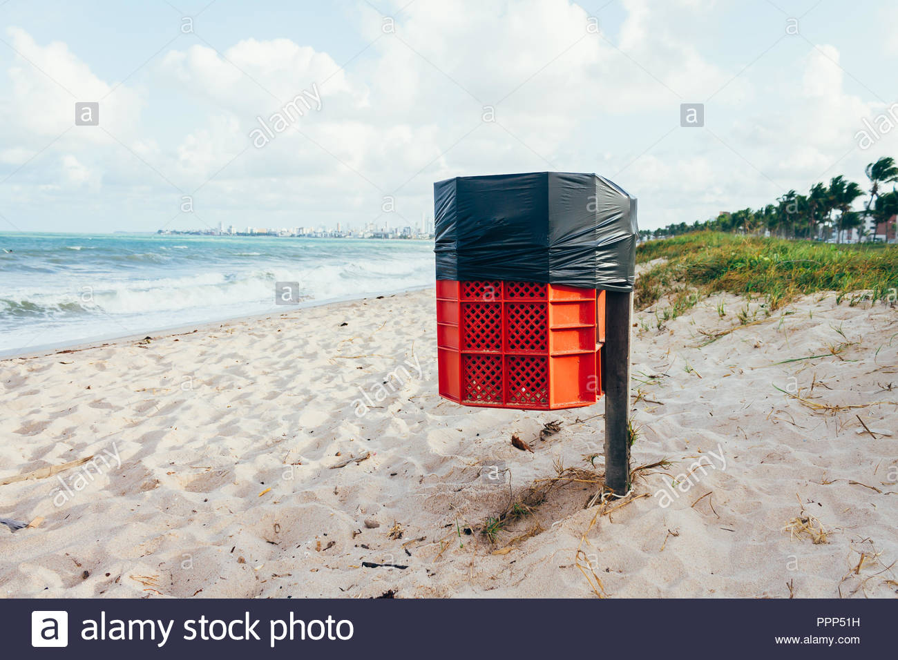 Recycle Bin Beach Stock Photos & Recycle Bin Beach Stock Images - Alamy
