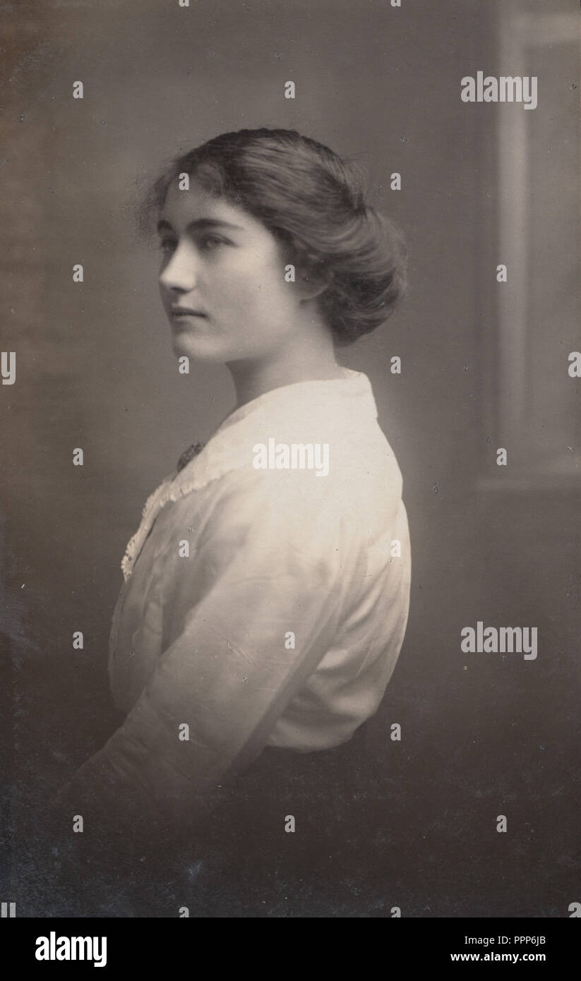 Vintage old photograph 20th century hi-res stock photography and images ...