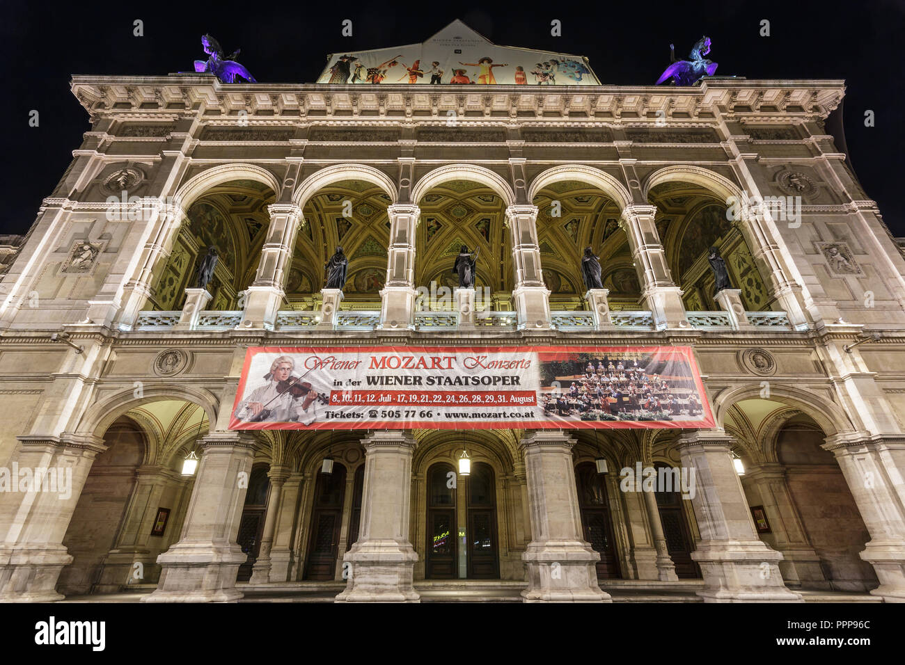 VIENNA, AUSTRIA - JULY 12, 2015: The famous Vienna State Opera. Night ...