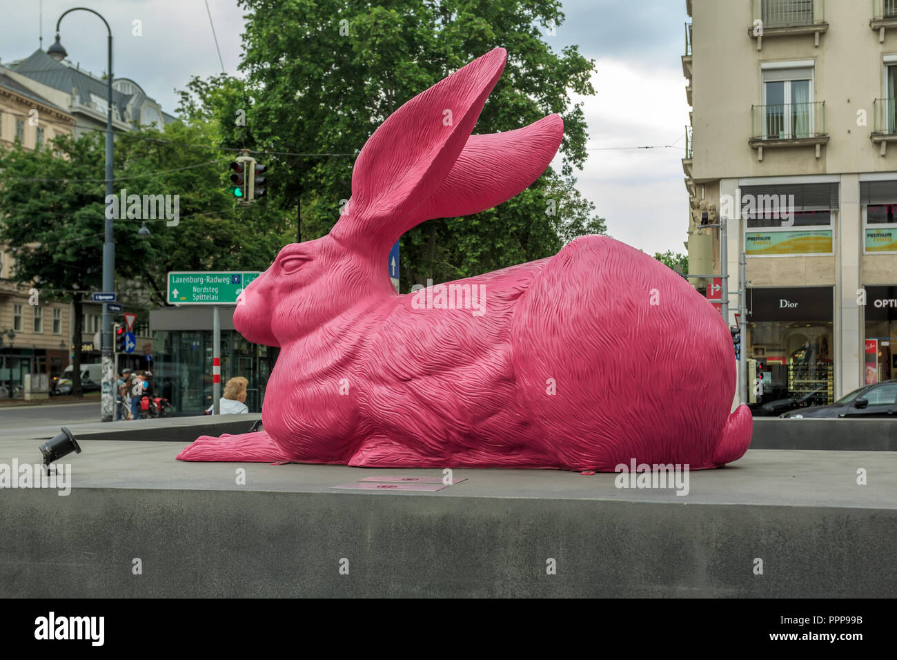 Modern sculpture vienna hi-res stock photography and images - Alamy
