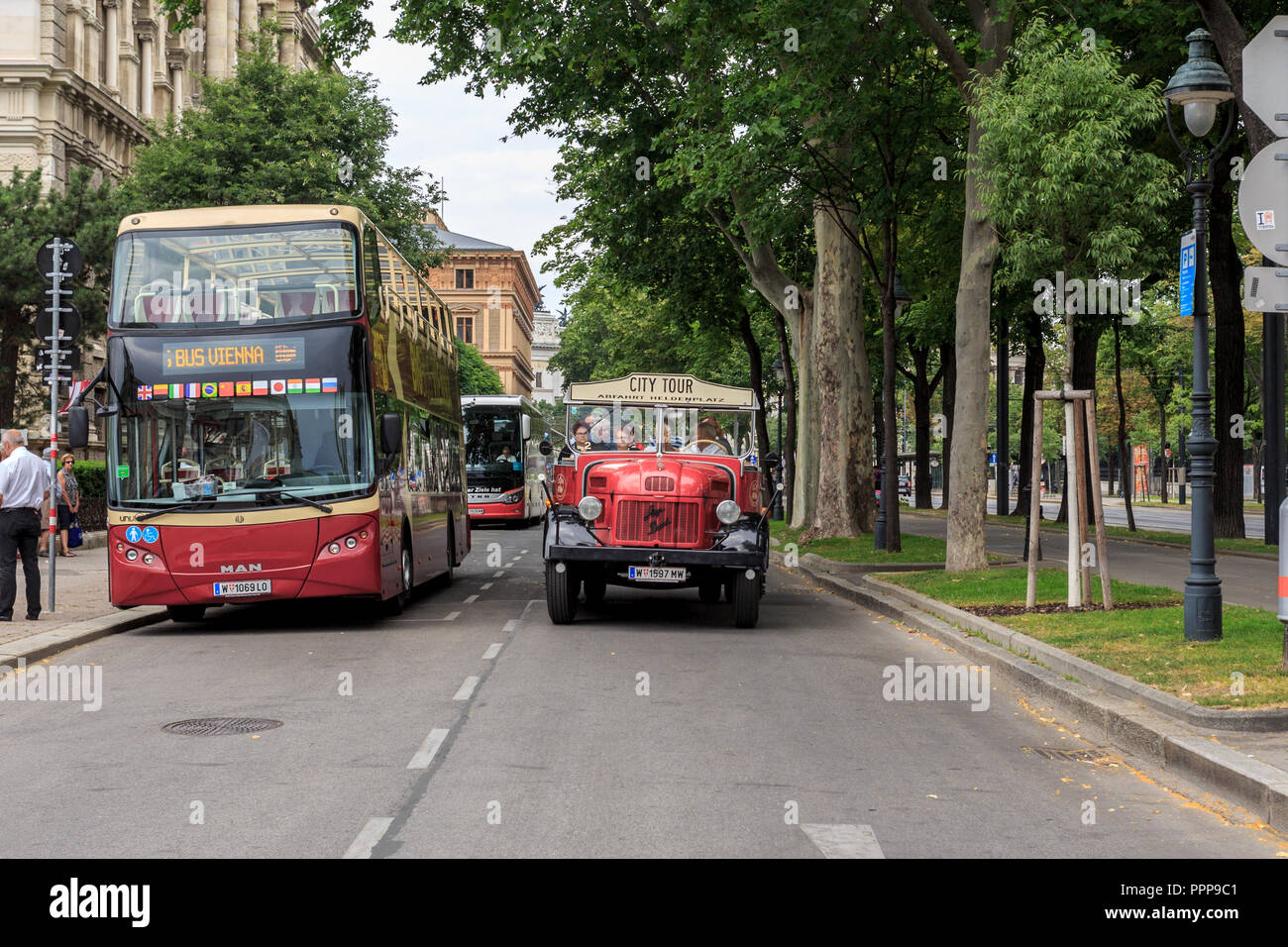 Antique bus hi-res stock photography and images - Alamy