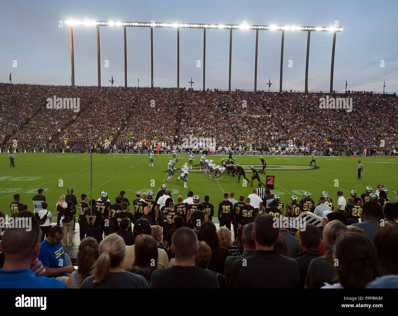 College stadium crowd hi-res stock photography and images - Alamy