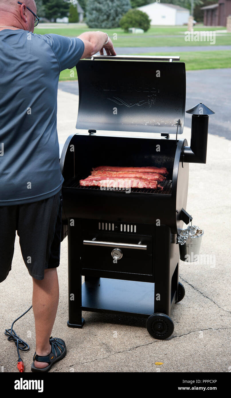 Racks of pork ribs cooking on the bar-b-que Stock Photo - Alamy