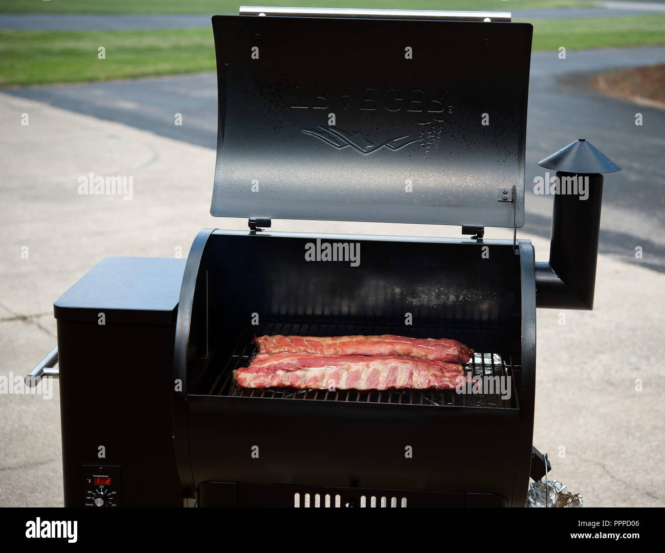 Racks of pork ribs cooking on the bar-b-que Stock Photo - Alamy