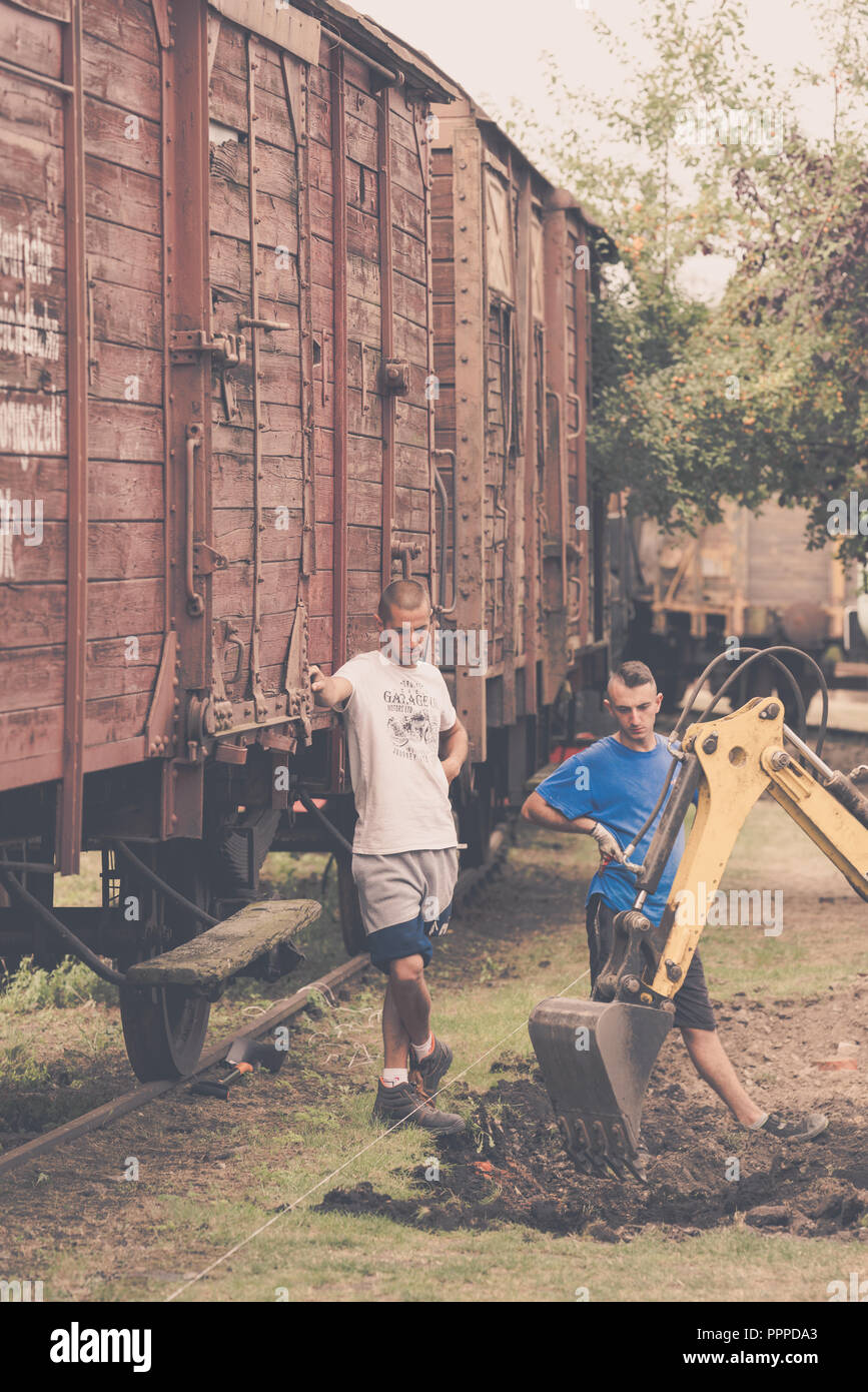Men digging ditch hi-res stock photography and images - Alamy