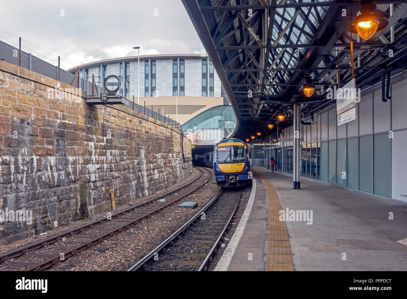 Dundee railway station hi-res stock photography and images - Alamy