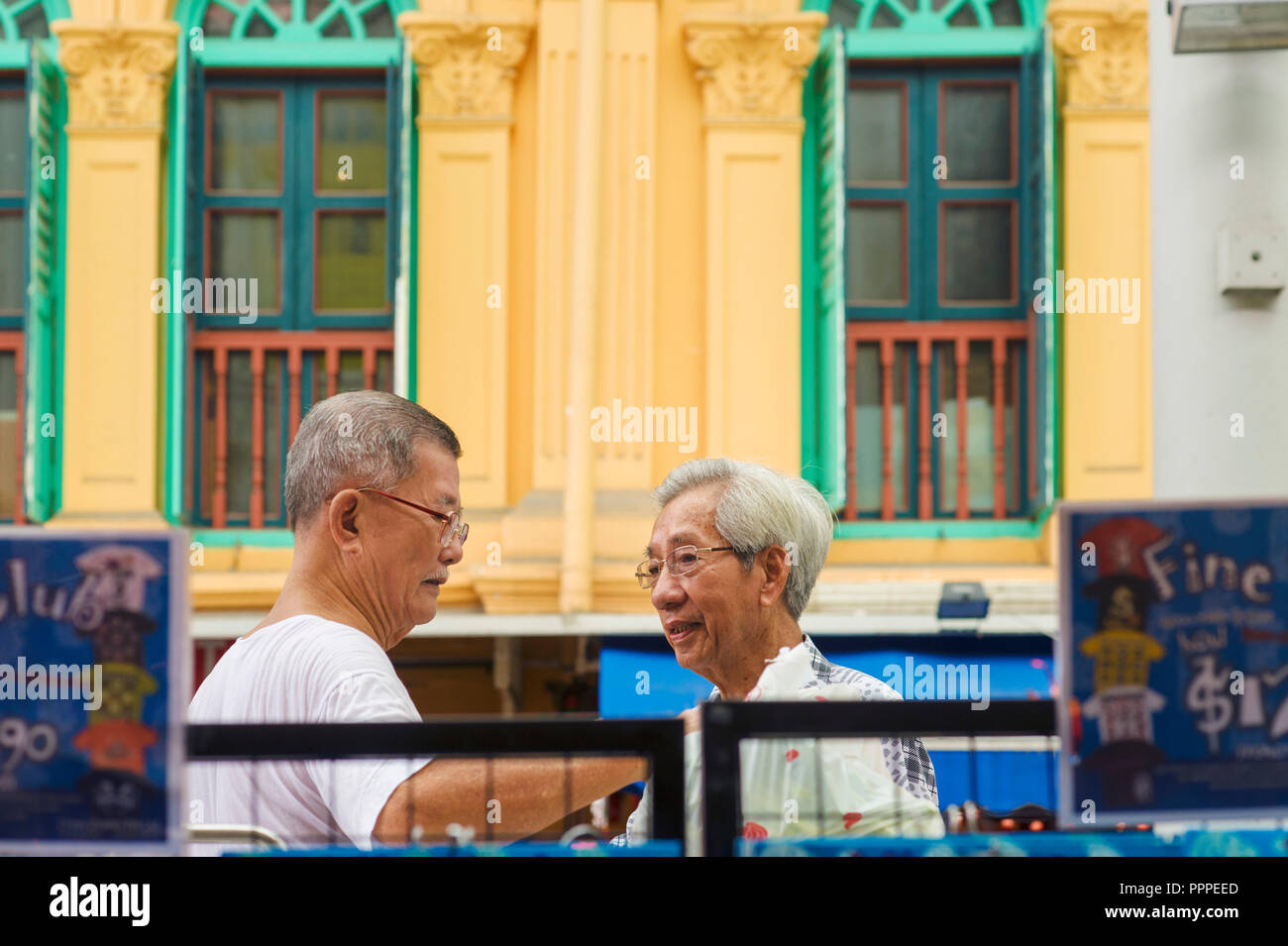 Singapore, Chinatown, little discussion between old Chinese friends ...