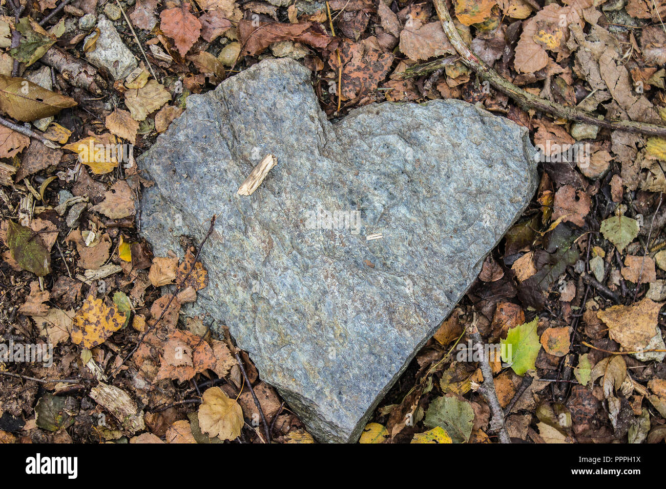 Heart rock on wall backdrop hi-res stock photography and images - Alamy