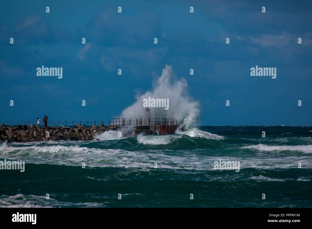 Wave and pier hi-res stock photography and images - Alamy