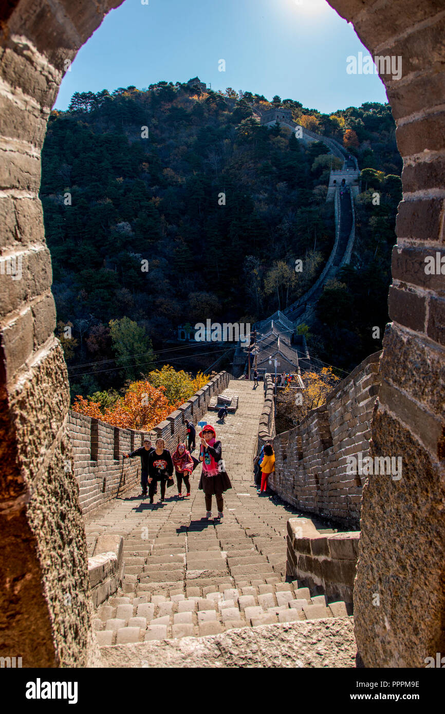 The great wall of china tourists hi-res stock photography and images ...