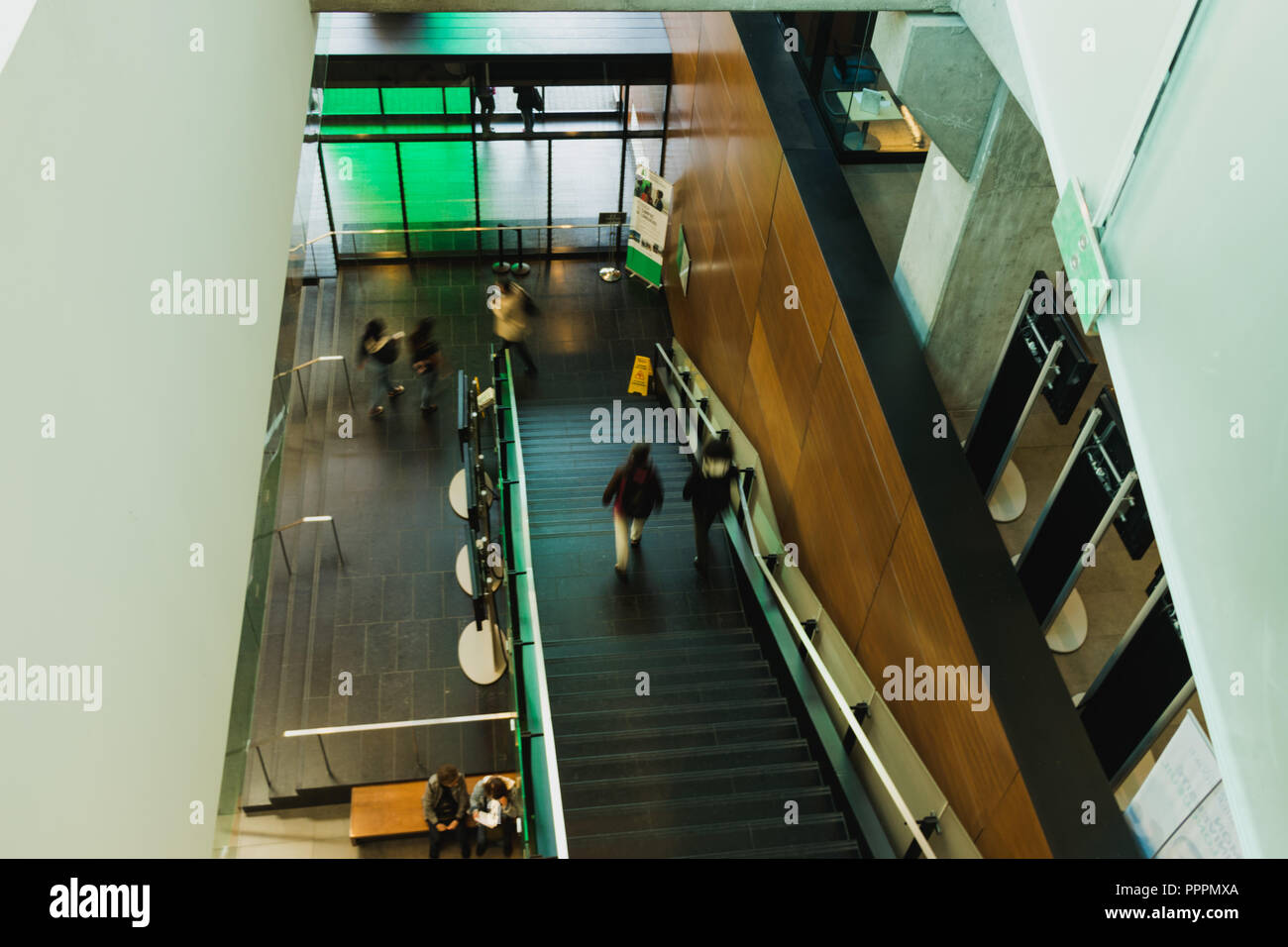 School students on stairs hi-res stock photography and images - Alamy