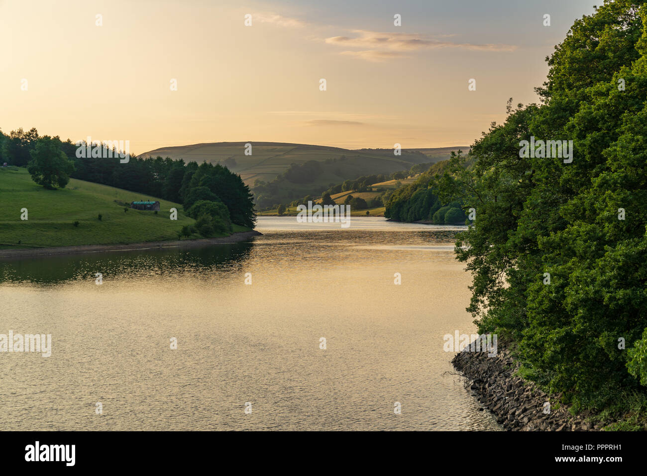 Evening light over the Peak District at the Ladybower Reservoir near ...